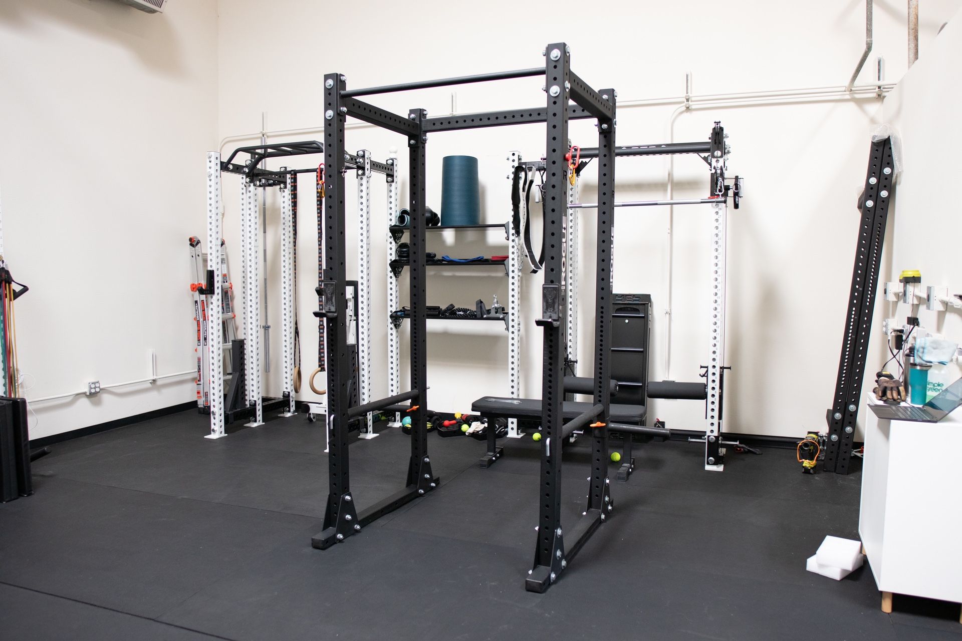 Rogue Monster Lite RML 390 Flat Foot Power Rack w/ Acessories for Sale ...