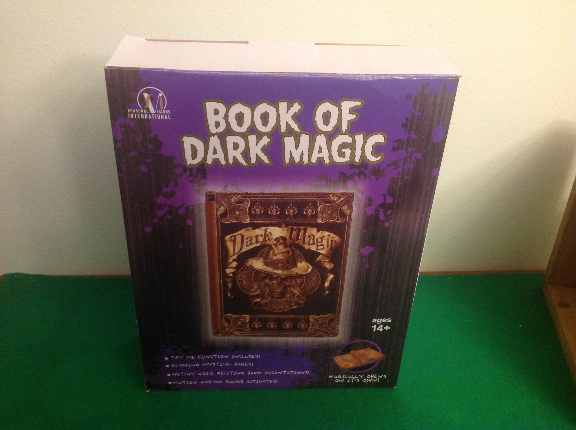 Gothic/Halloween Prop Dark Magic Spell Book Animated Prop Magically ...