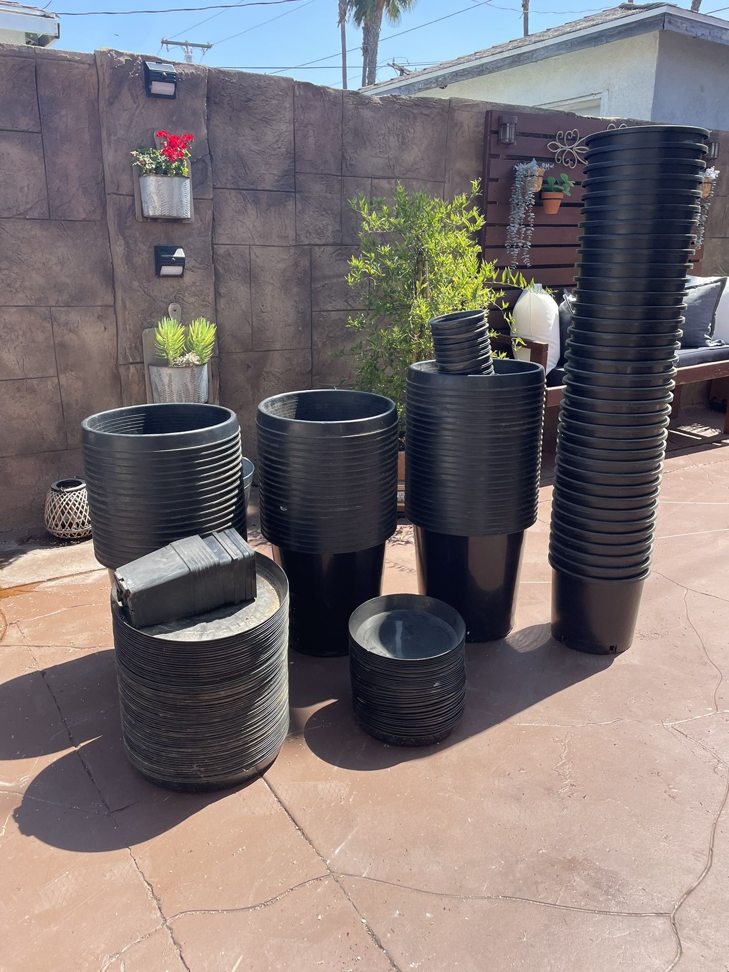 Plastic Plant Pots with Bottom Dish for Sale in Montebello, CA - OfferUp
