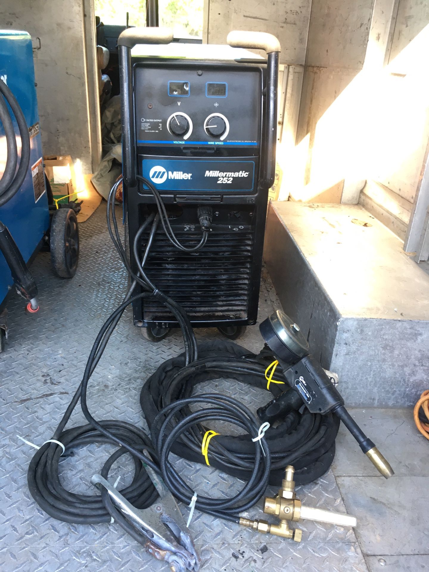 Miller millermatic 252 MIG Welder Spoolgun Aluminum Package for Sale in Miami, FL - OfferUp