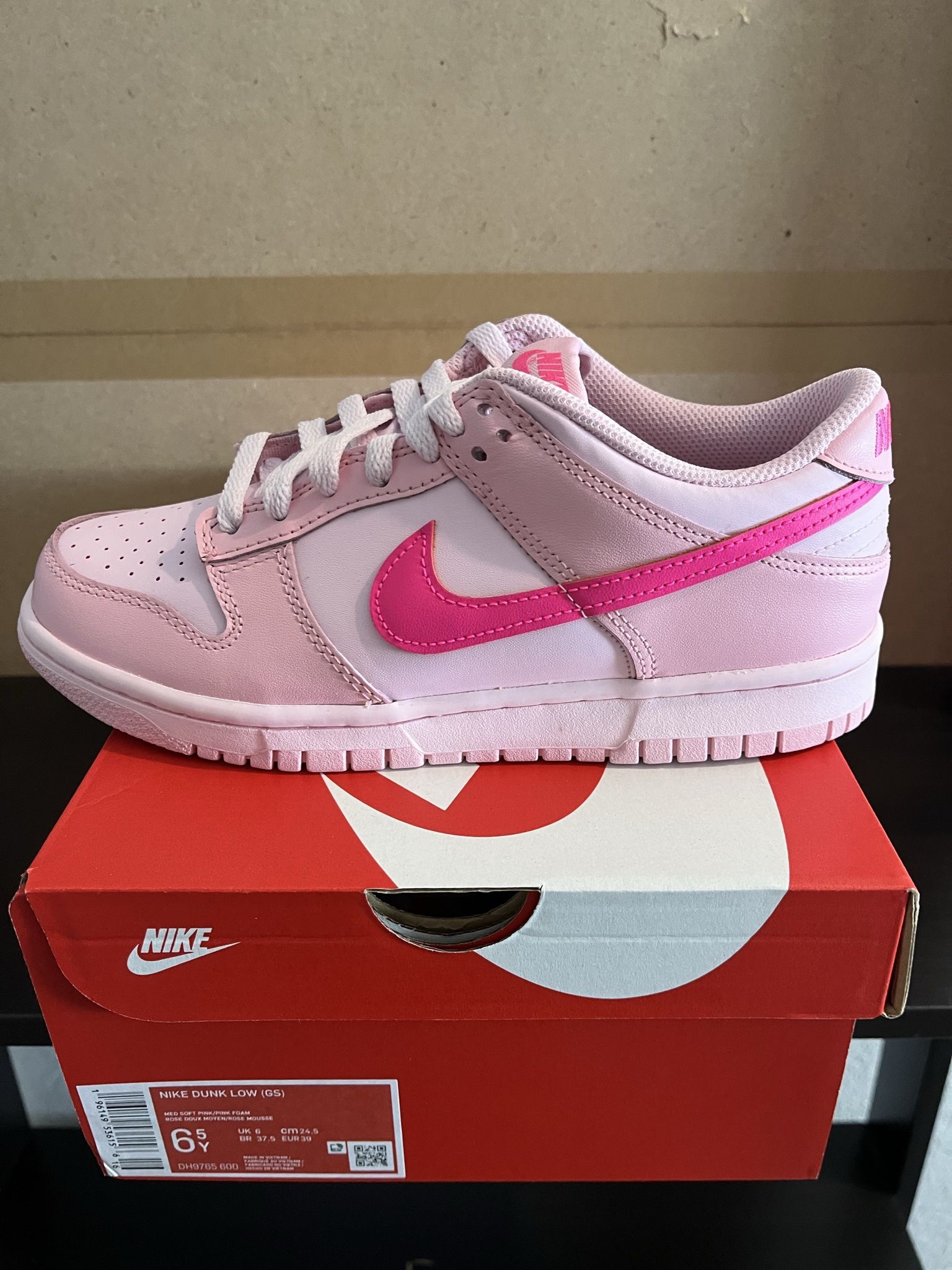 DS Nike Dunk Low Triple Pink GS Sz6.5Y for Sale in Manor, TX - OfferUp