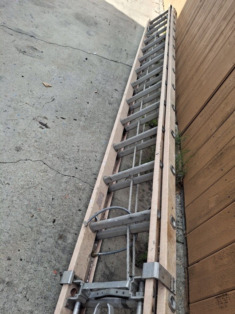 28ft Fiberglass Aluminum Extension Ladder for Sale in Long Beach, CA ...