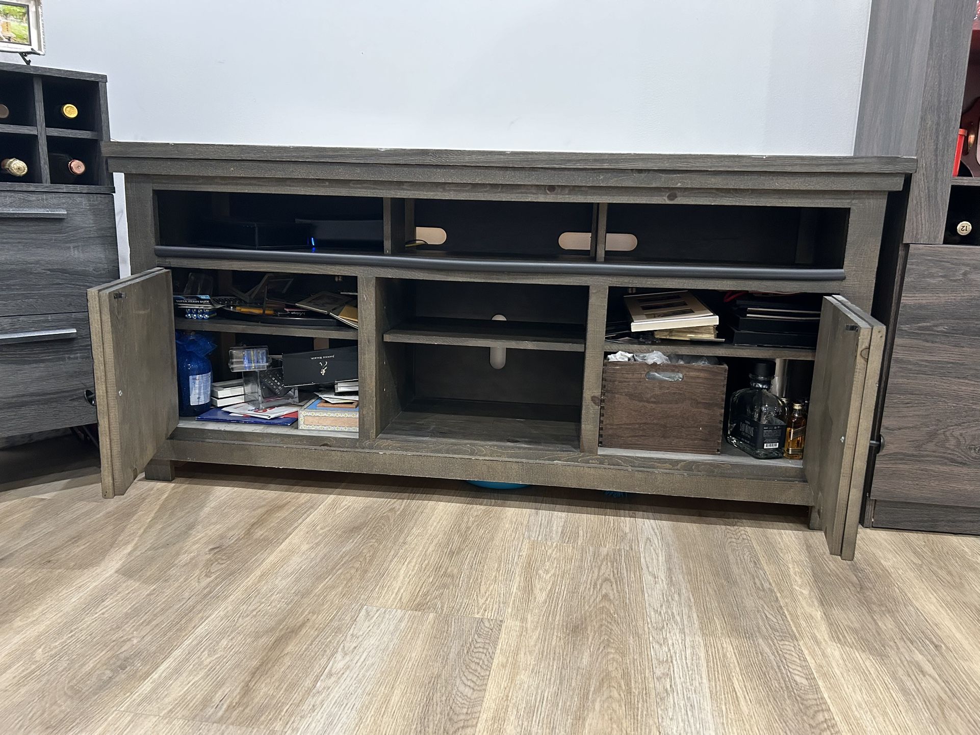 Beautiful Tv Stand. for Sale in Los Angeles, CA - OfferUp