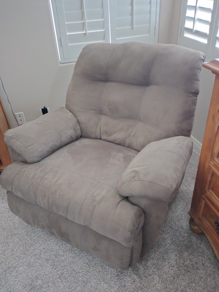 Recliner Rocker for Sale in North Las Vegas, NV - OfferUp