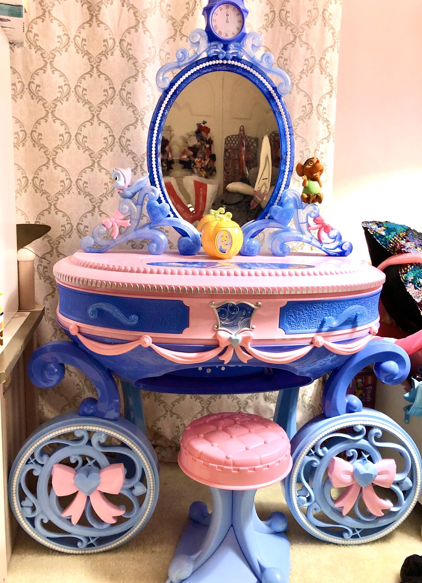 Disney Princess Cinderella vanity for Sale in Pompano Beach, FL - OfferUp