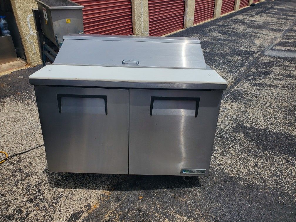 Sandwhich/Salad Prep Table With Refrigerator Base for Sale in San ...