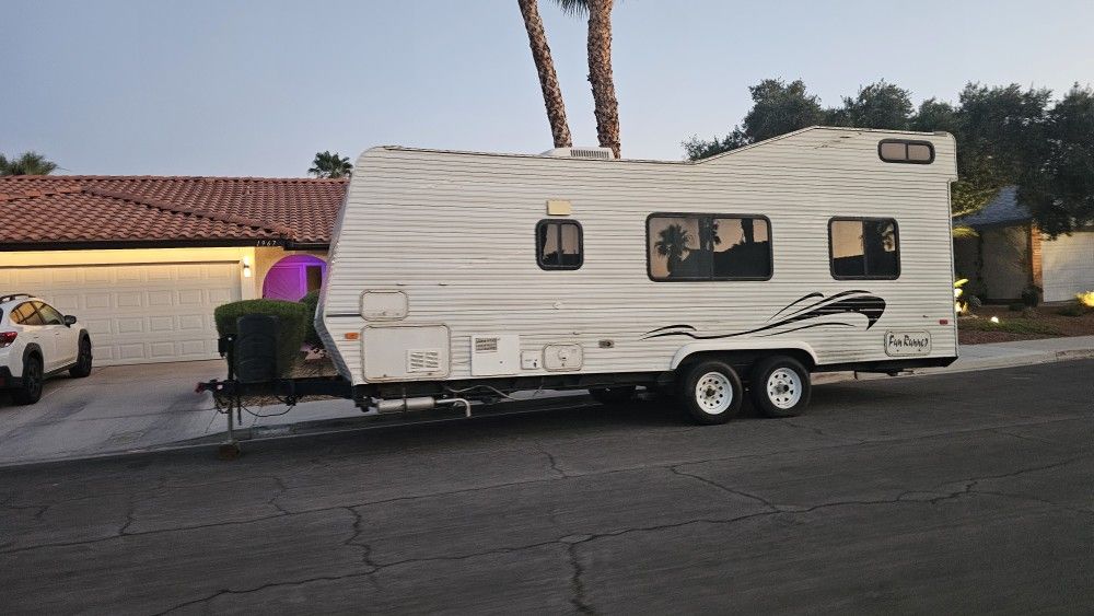 2000 Fun Runner Toy Hauler Camper for Sale in Las Vegas, NV - OfferUp