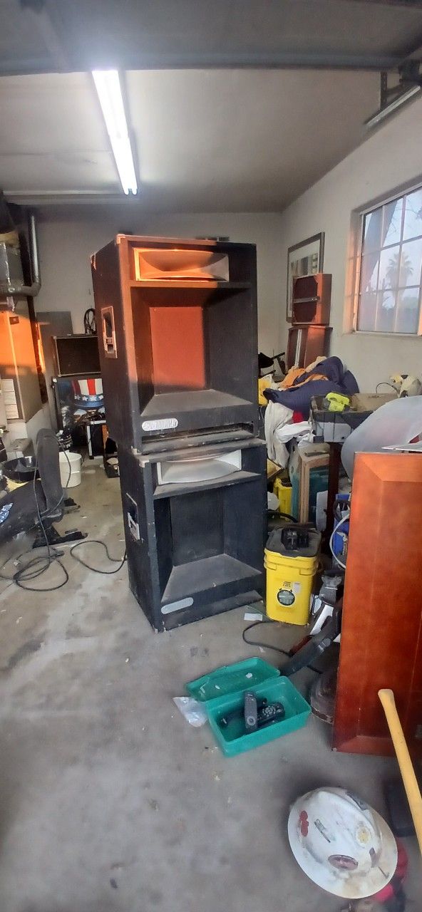 PA speakers powered. ONE IS BROKEN for Sale in Loma Linda, CA - OfferUp