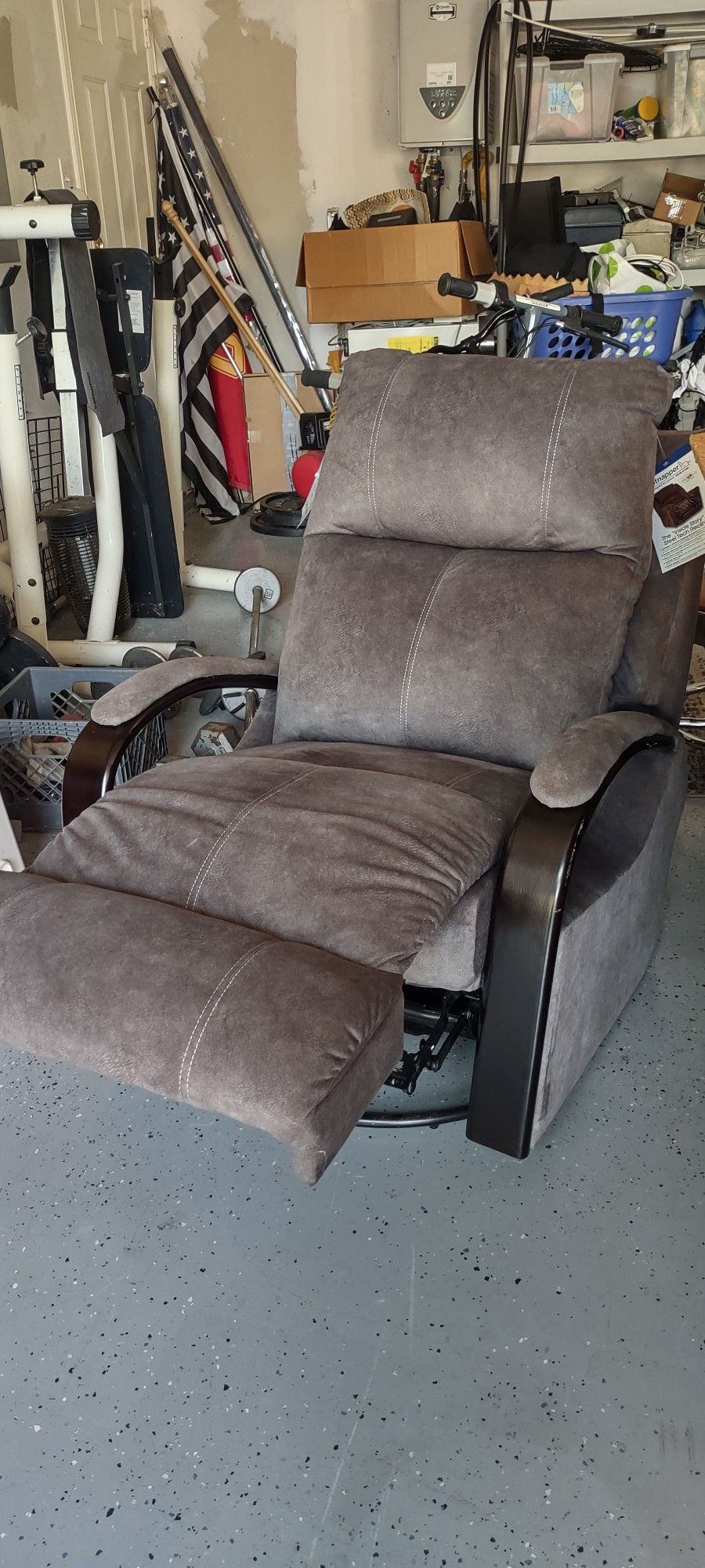 Swivel Rocker Recliner for Sale in Bedford, TX - OfferUp