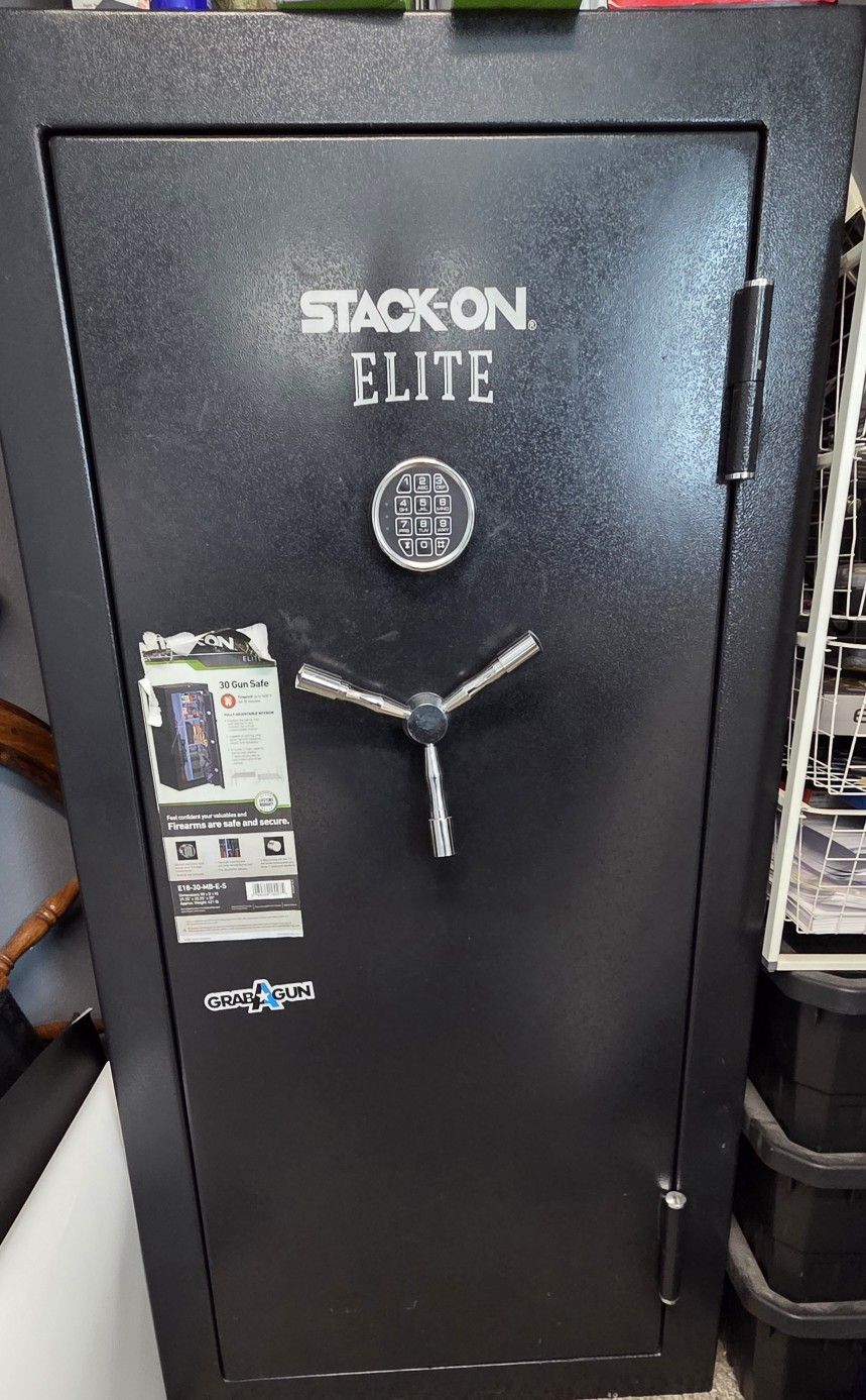 Stack-On Elite 30 Gun Safe /w Shelves And BATTERY LIKE NEW for Sale in ...