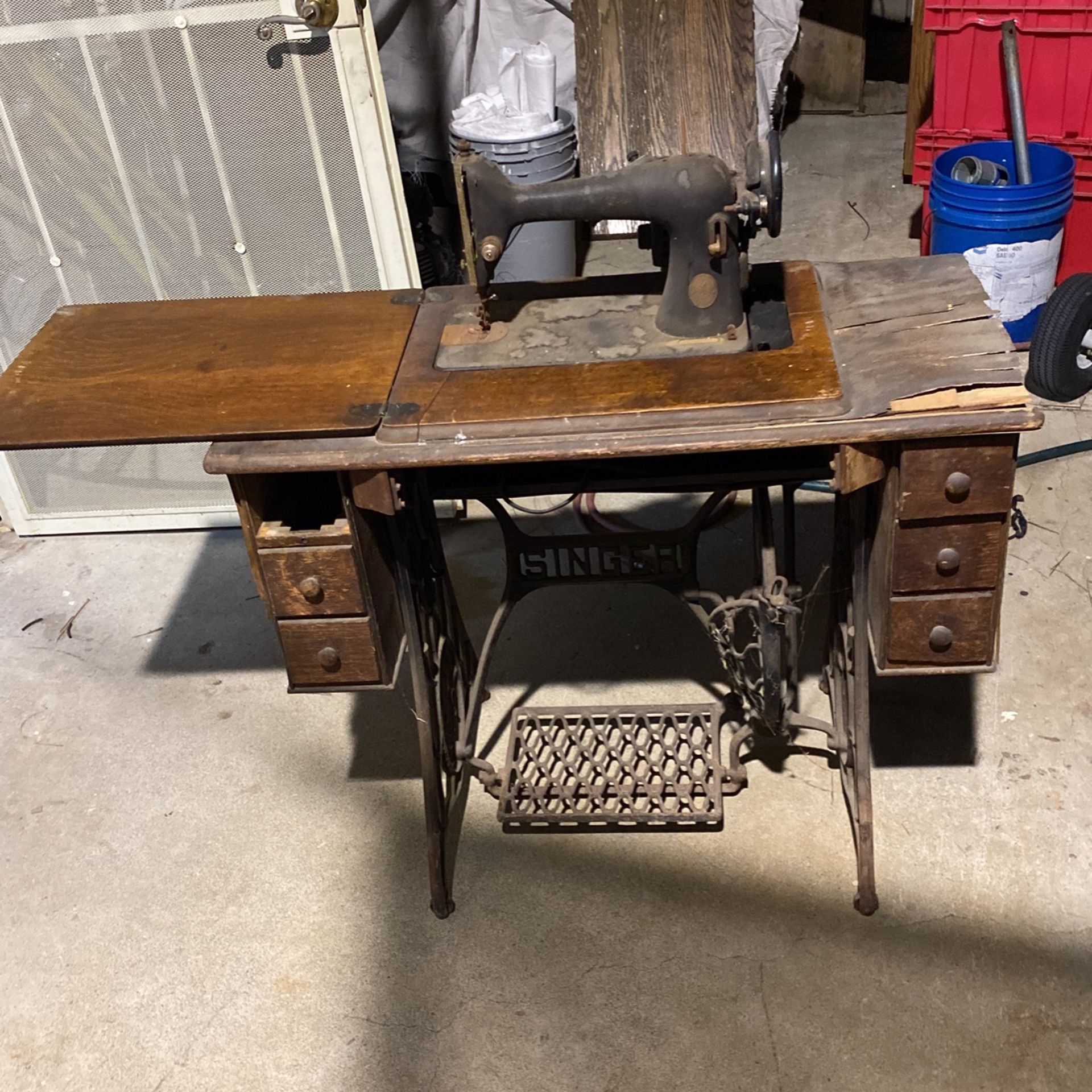 Singer Sewing Machine for Sale in Arrowhed Farm, CA - OfferUp