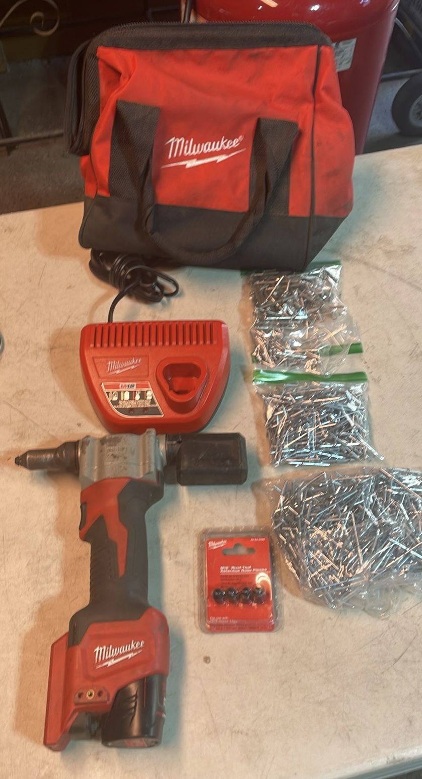 Milwaukee Tools 2550-20 M12 12V Rivet Tool Kit with extra noses and ...