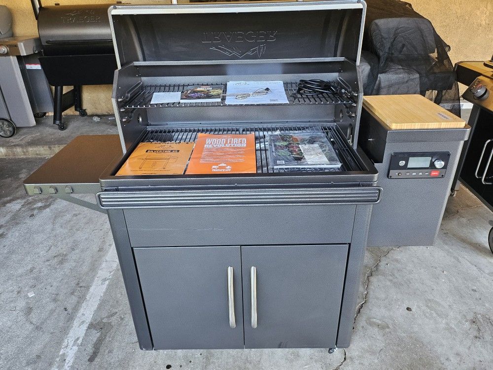 Traeger Silverton XL Pellet Grill for Sale in Whittier, CA - OfferUp