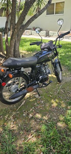 Cafe Cruiser 50cc motorcycle Retro look. Motocicleta diseño nostálgico ...