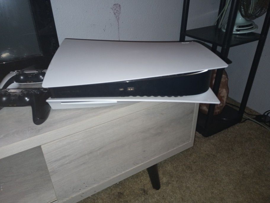 PS5 Disc Edition 2 Controllers 165 Games 1Tb for Sale in Hemet, CA ...
