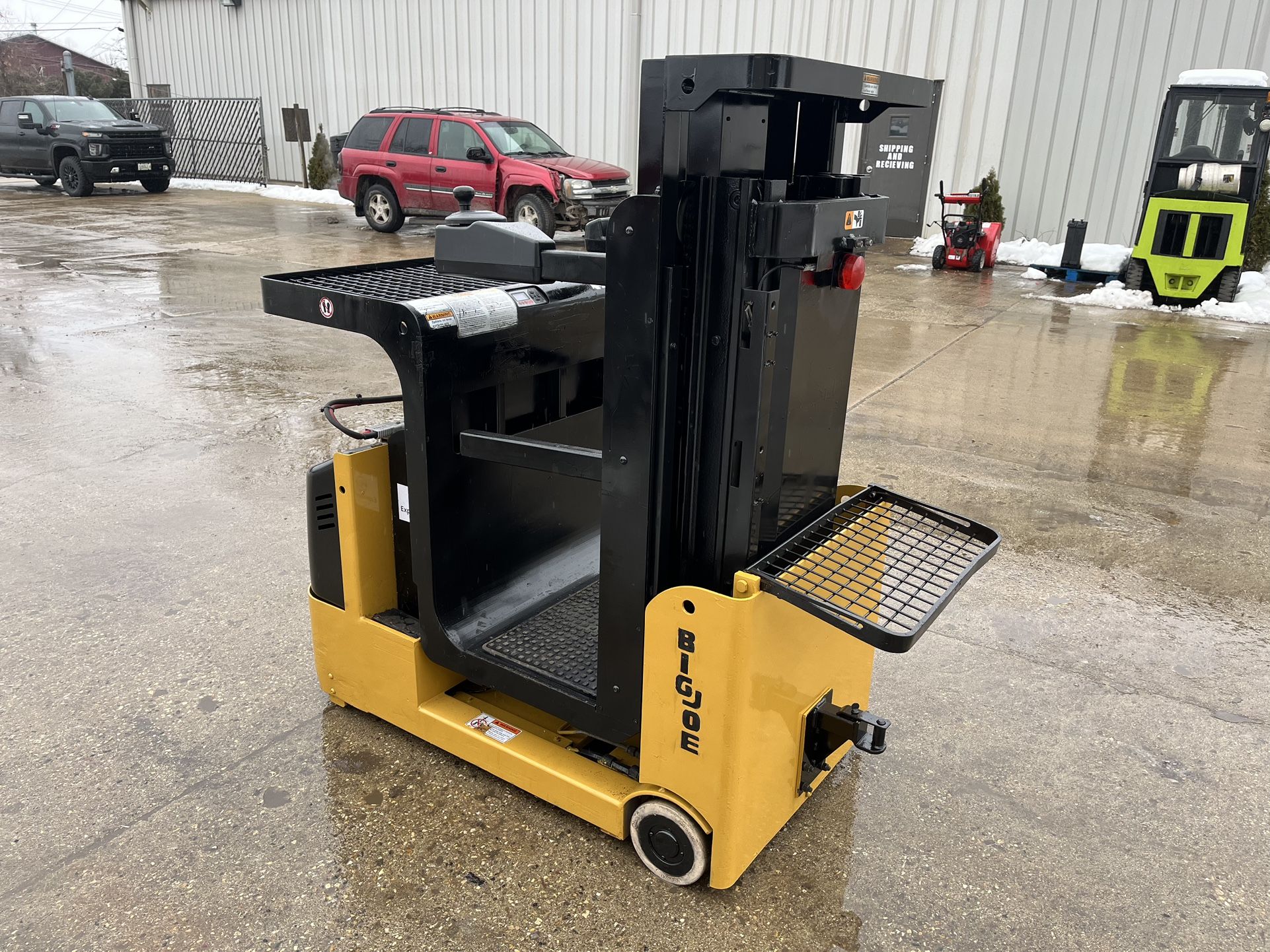 BIG JOEY J1-126. 10.5FT MAX LIFT HIGH,24V BATTERY PACK W/ BUILD IN ...