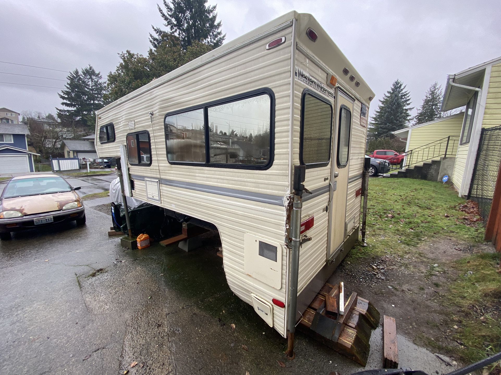 Western Wilderness 1996 Camper for Sale in Tacoma, WA - OfferUp