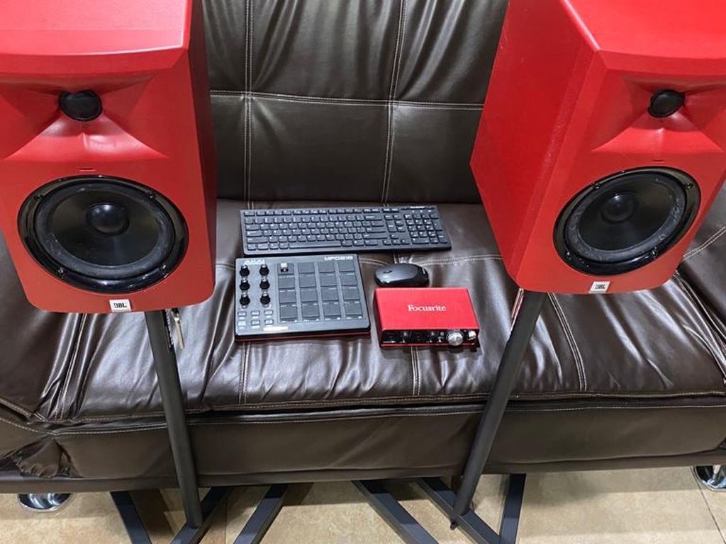 Home Studio Set Up , JBL MONITORS, FOCUSRITE INTERFACE AKAI MPC MPD ...