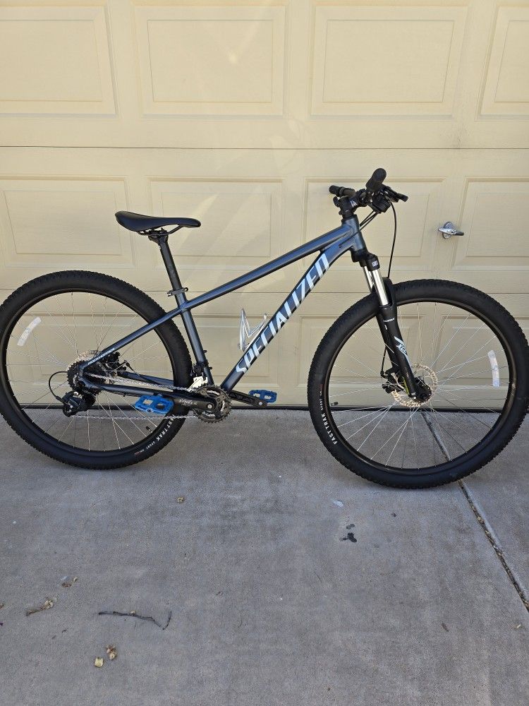 SPECIALIZED ROCKHOPPER MOUNTAIN BIKE 29ER (MEDIUM FRAME) for Sale in ...