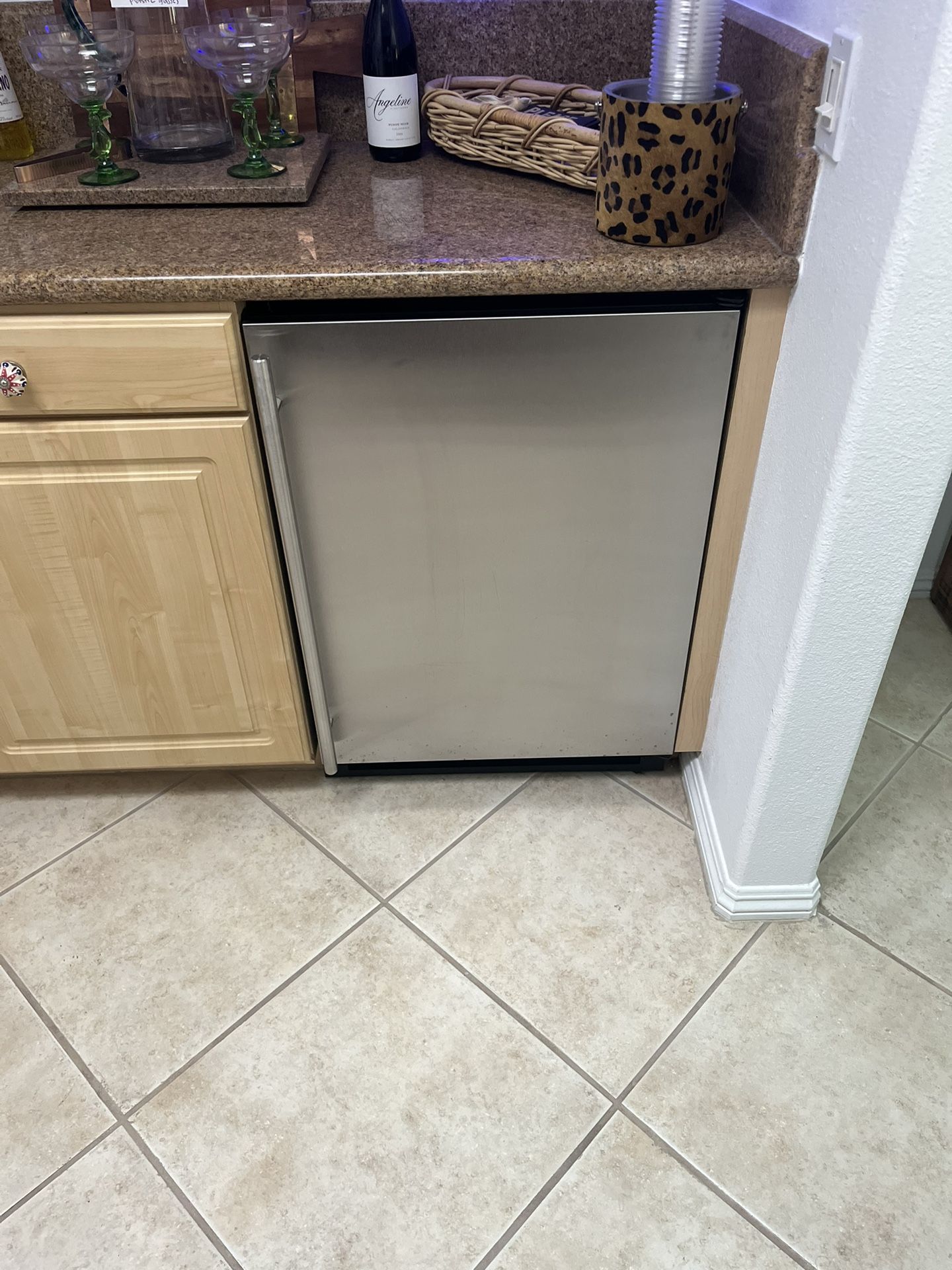 Uline Bar Fridge With Ice Maker for Sale in Rancho Mirage, CA - OfferUp