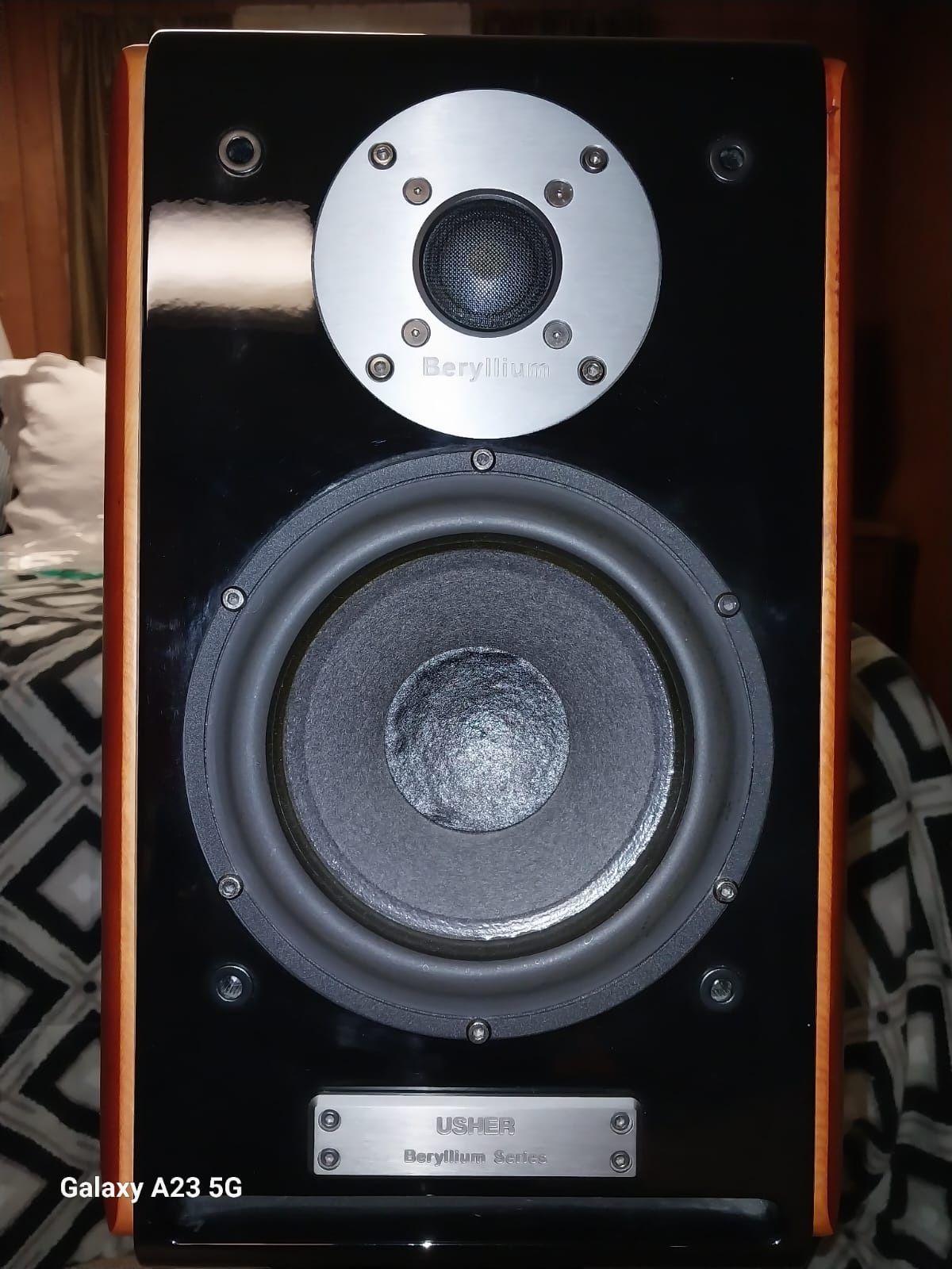 Usher B-718 Beryllium Bookshelf Monitor Speakers + Atlantis Metal ...