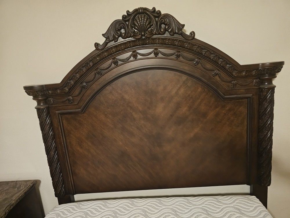 North Shore Bedroom Set (7 Piece, Ashley Furniture) for Sale in ...