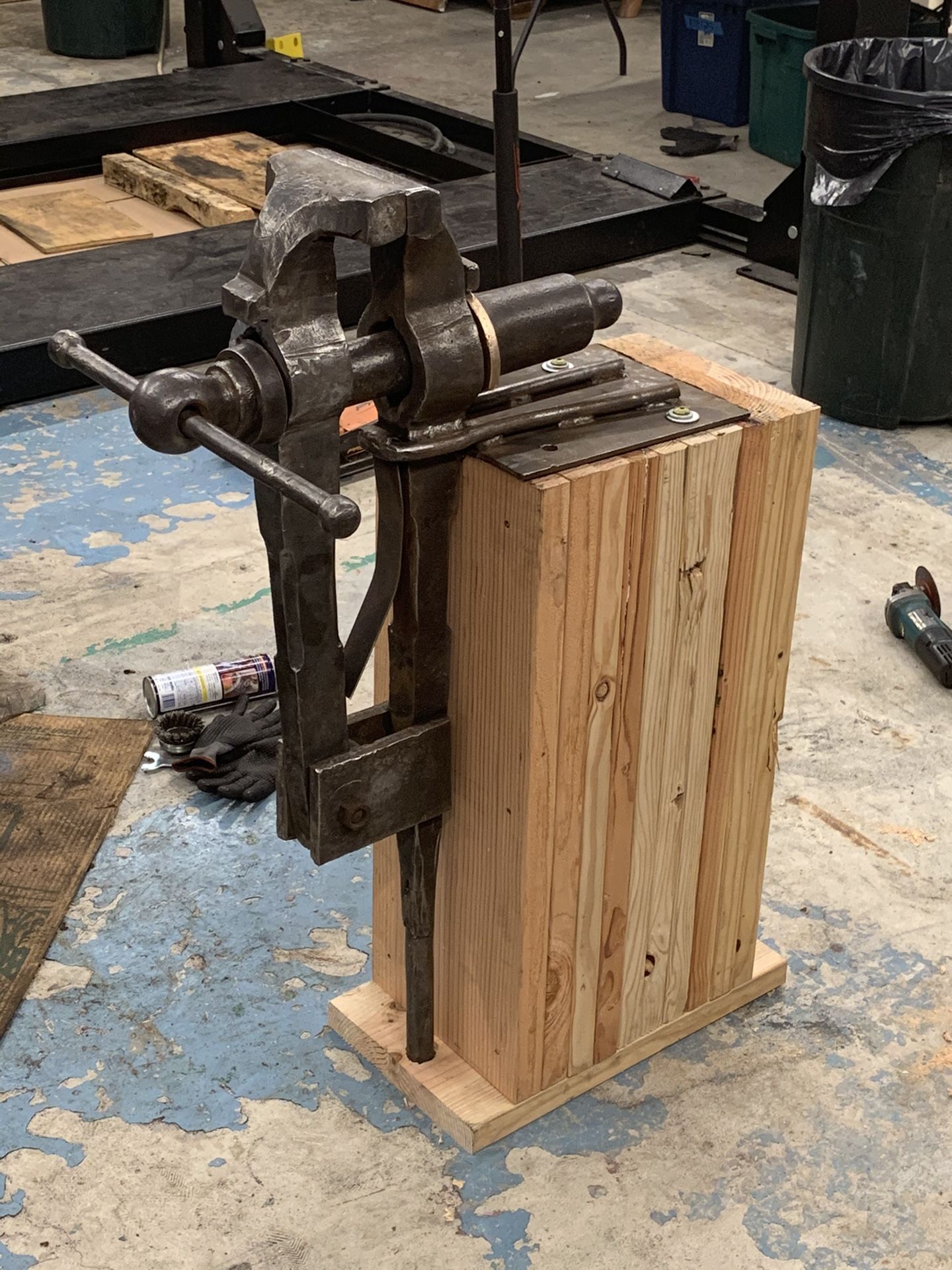 Blacksmith Post Leg Vise for Sale in Snohomish, WA - OfferUp