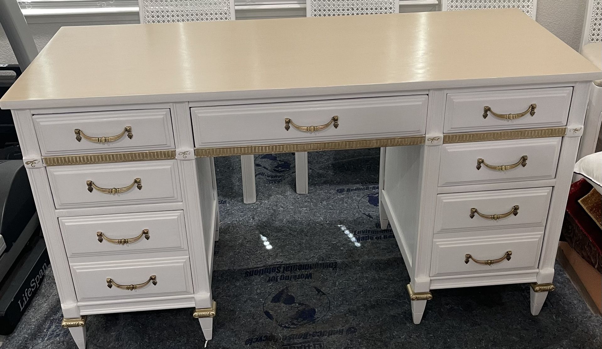 Beautiful Desk Like New No Scratch Or Damage for Sale in Sacramento, CA ...