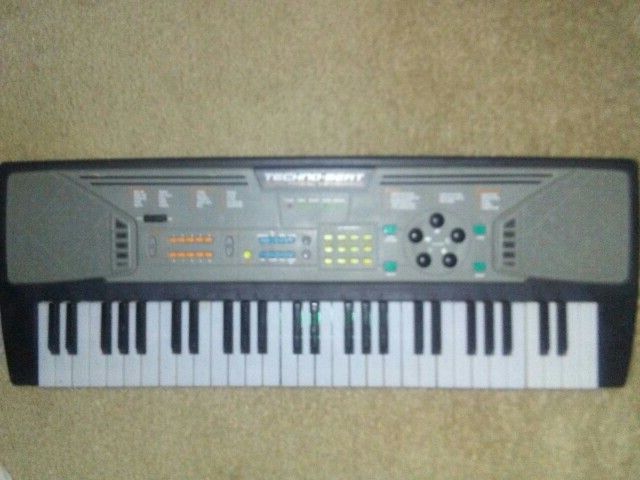 Techno-Beat Electronic Keyboard for Sale in Palmdale, CA - OfferUp