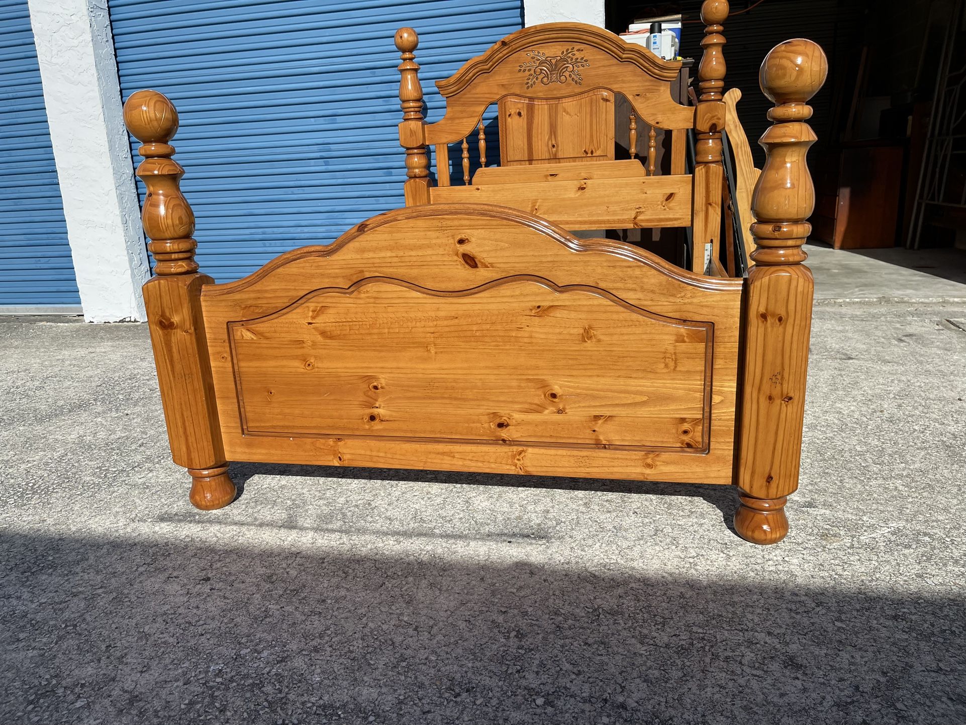 Ashley Furniture Queen Size Knotty Pine Cannonball Bed for Sale in ...