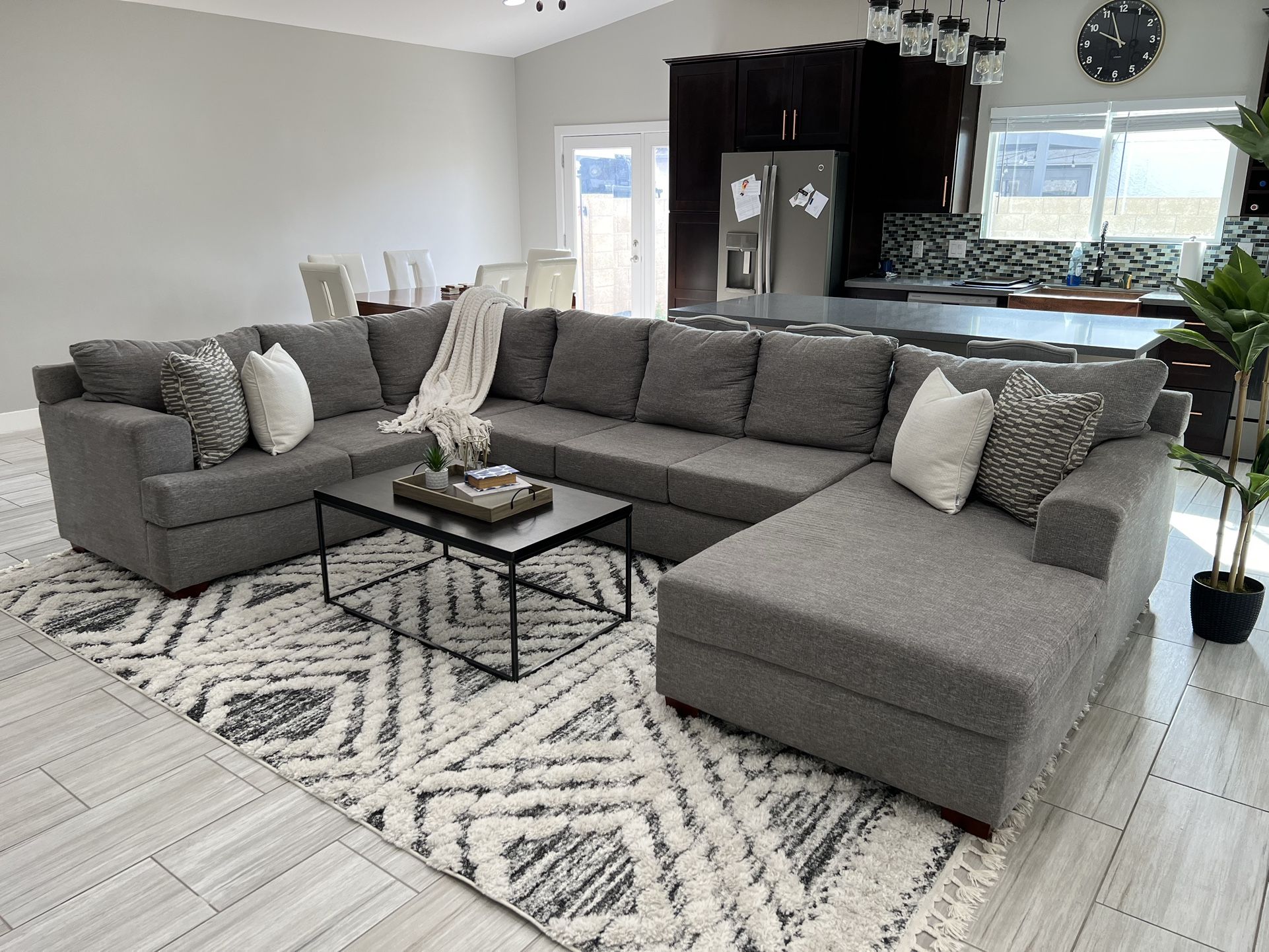 Large Gray Sectional w/ Chaise for Sale in Phoenix, AZ - OfferUp