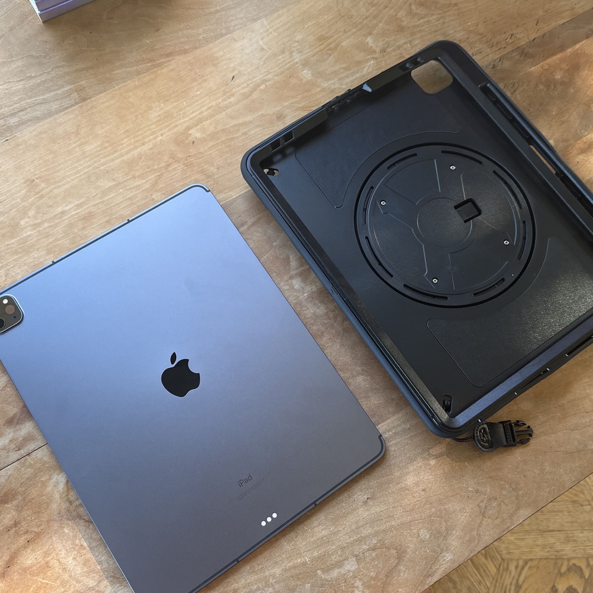 iPad Pro 5th Generation 128mb for Sale in Seattle, WA - OfferUp