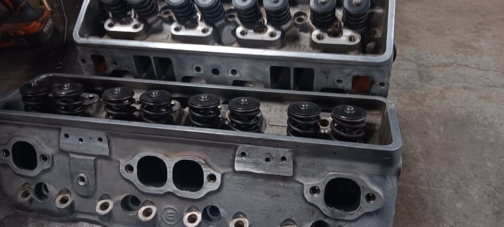Edelbrock Aluminum Heads Sbc for Sale in Glendale, AZ - OfferUp
