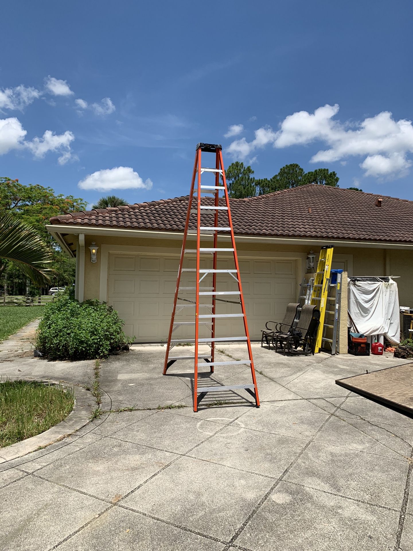 Werner 18 ft. Reach Fiberglass Platform Step Ladder with 300 lb. Load ...