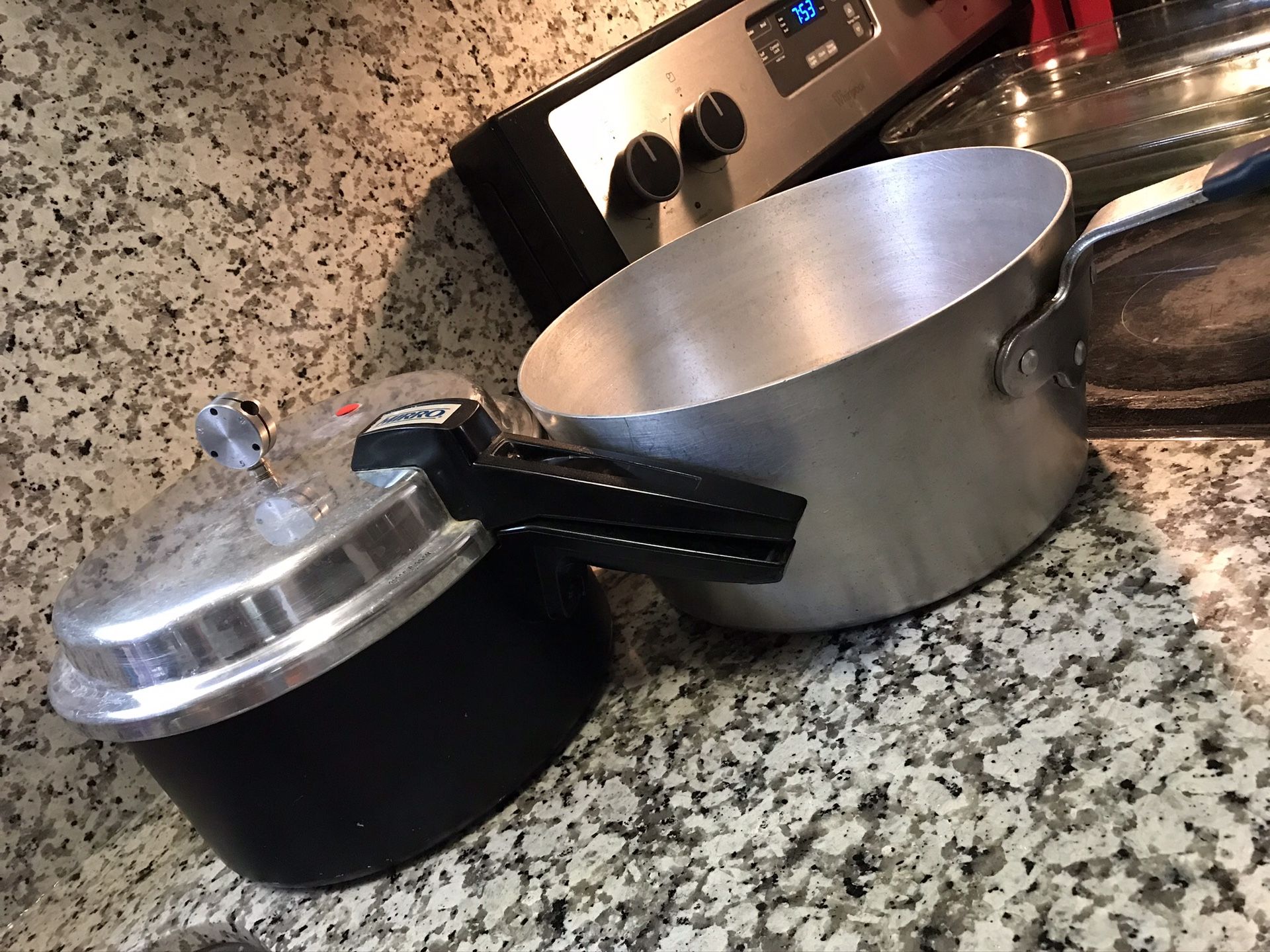 $12. Cooking aluminum big pots !! Olla express y olla grande for Sale ...