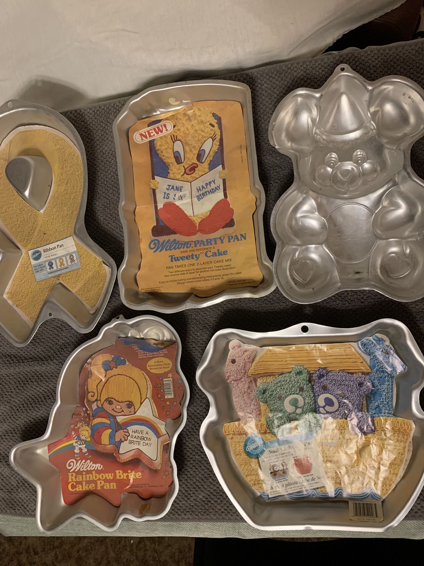 5 Wilton Character Cake Pans for Sale in Phoenix, AZ - OfferUp