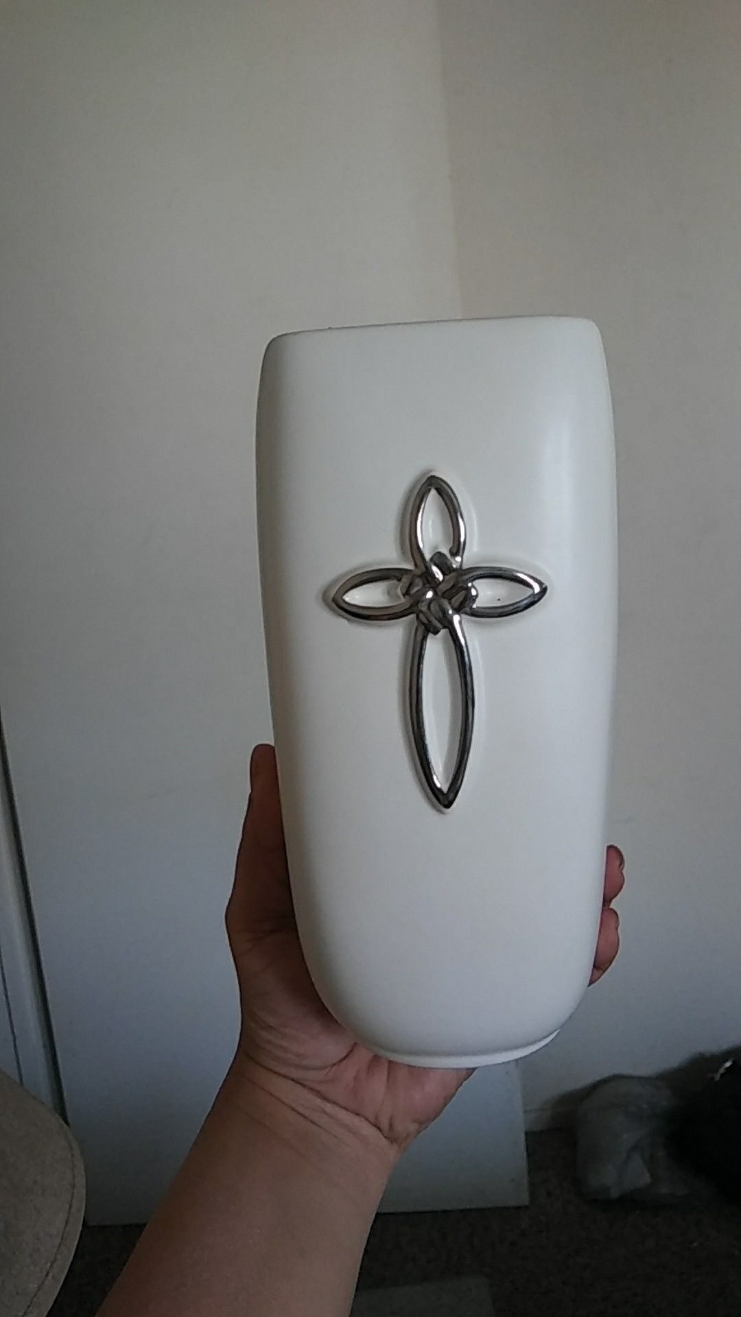 White Ceramic Flower Vase w/Gold Cross for Sale in Lancaster, TX - OfferUp