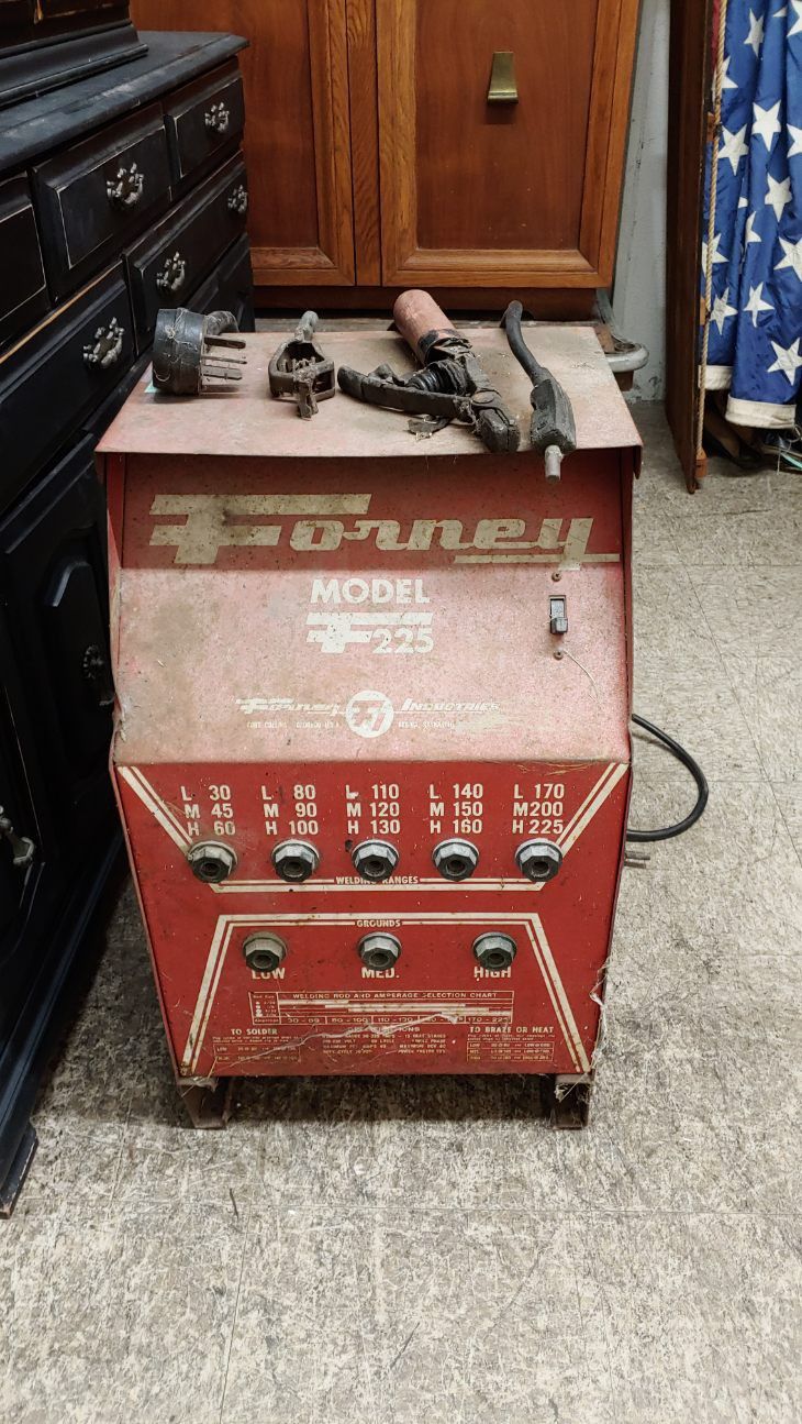Vintage welder. Local estate sale fine not tested AS-IS. 220 plug ...