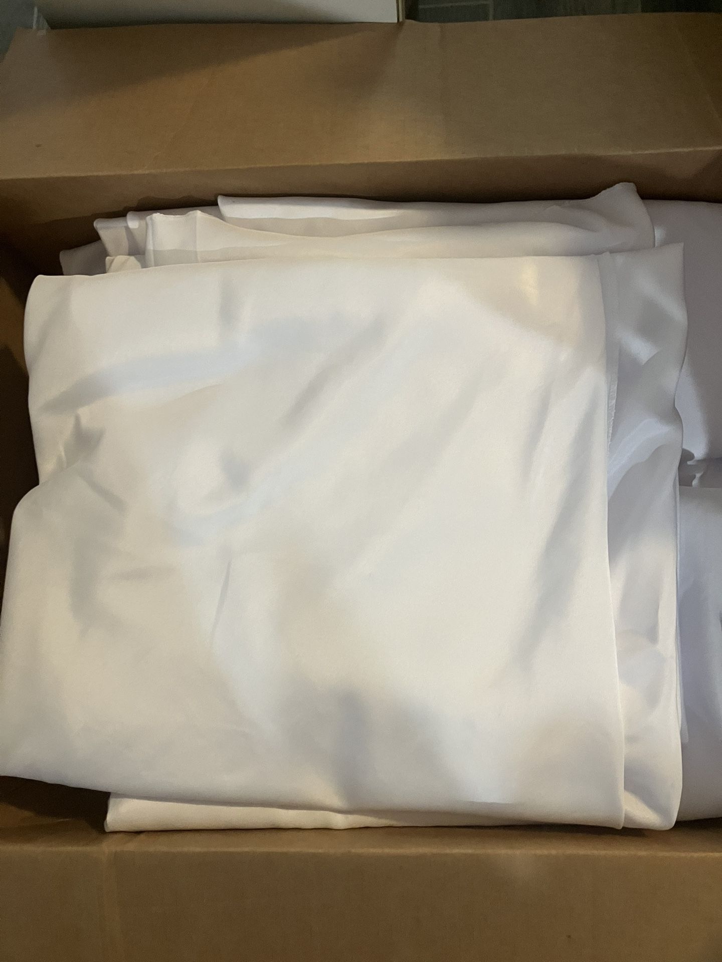 White Round Table Linens (28) for Sale in Tempe, AZ - OfferUp