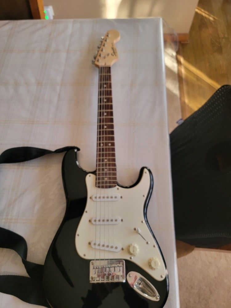Fender Electric Guitar 1 String Missing for Sale in Carpentersvle, IL ...