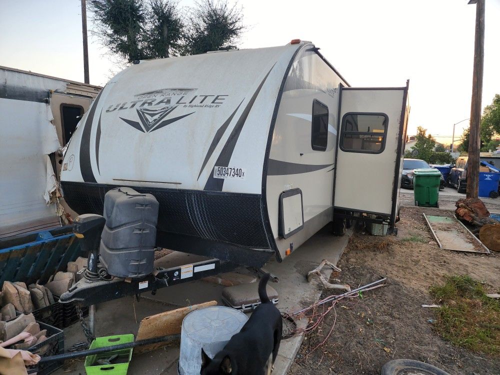 DAMAGED***/*2017 ULTRA LITE TRAVEL TRAILER for Sale in Bakersfield, CA ...