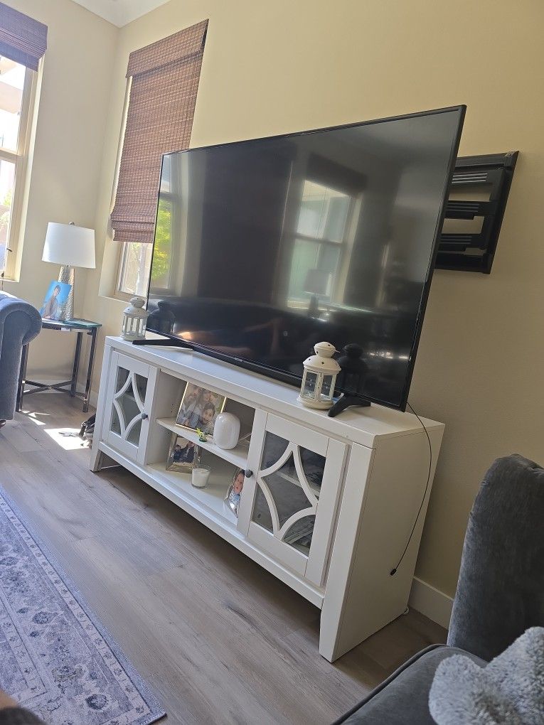 65 Inches Samsung TV, with white Stand for Sale in Irvine, CA - OfferUp