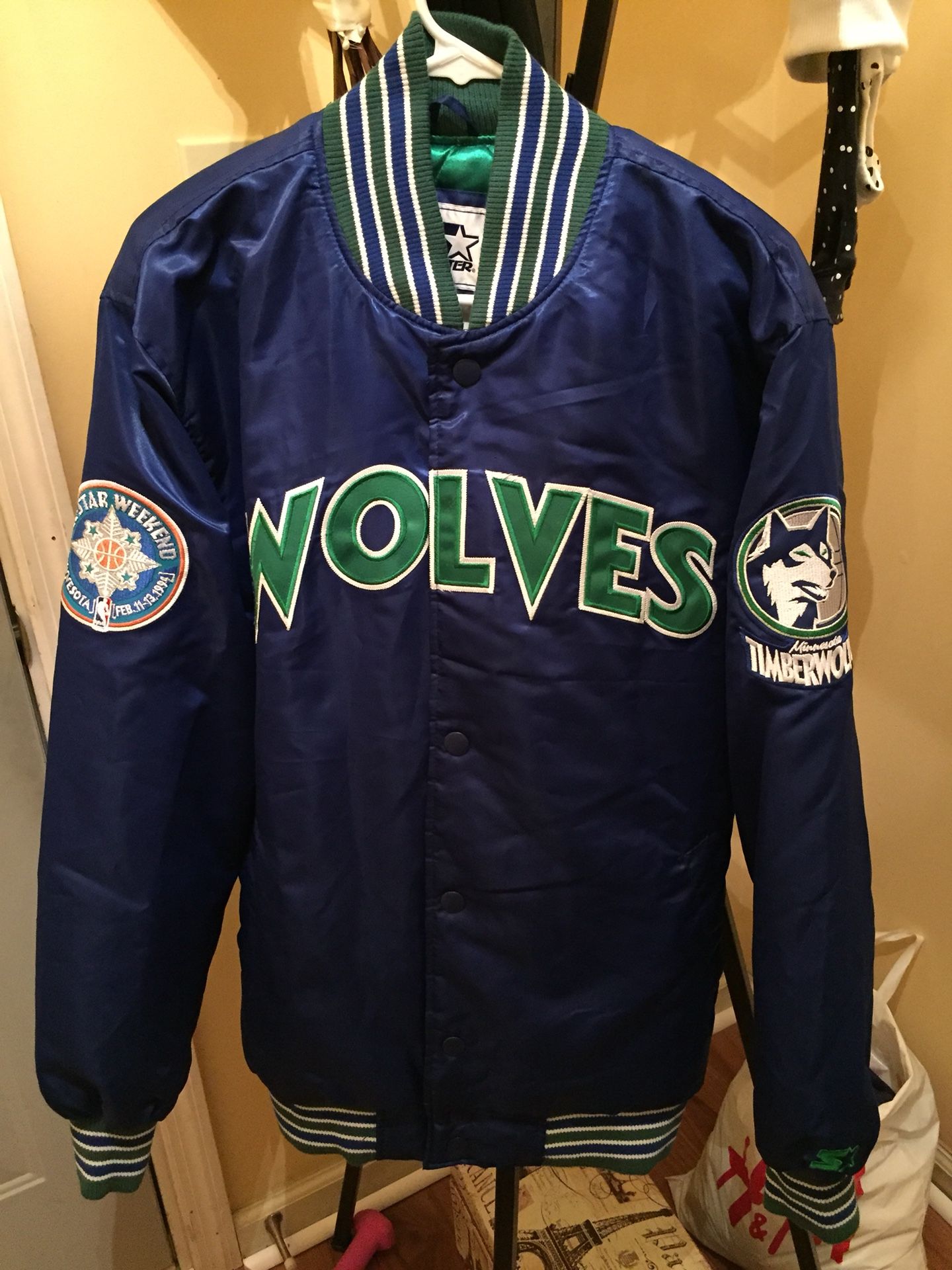 Starter Timberwolves jacket size L for Sale in Nicholasville, KY - OfferUp