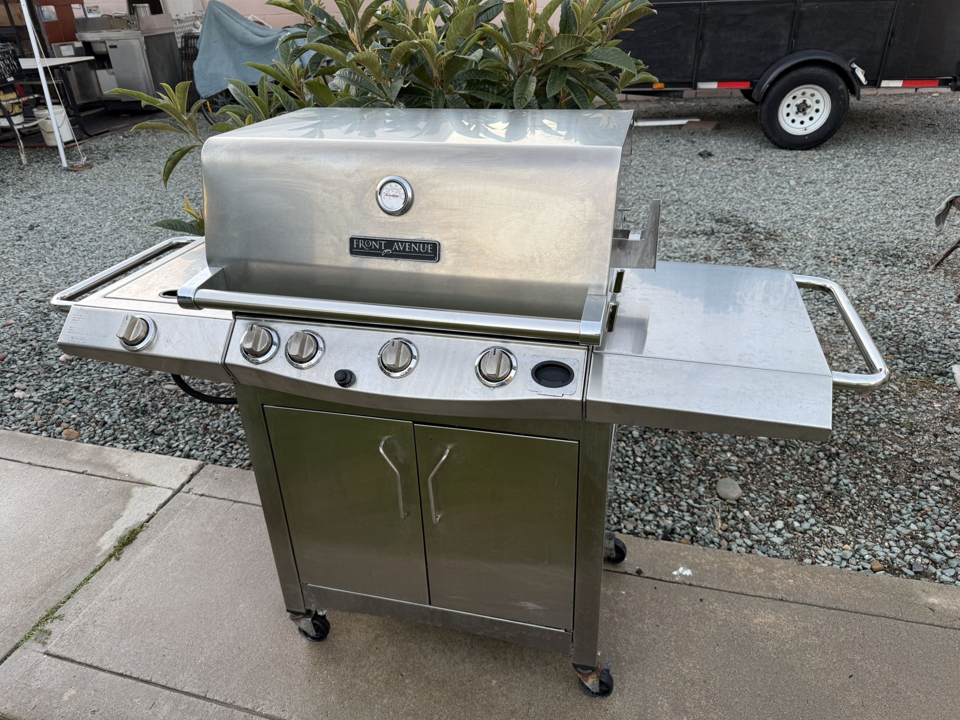 “FRONT AVENUE” GRILL (OBO)WITH ITS COVER for Sale in Chula Vista, CA ...