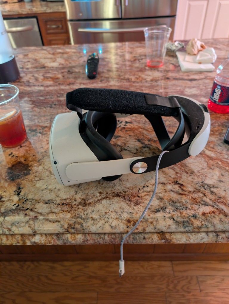 Meta Quest 2 With Battery Pack for Sale in Bakersfield, CA - OfferUp