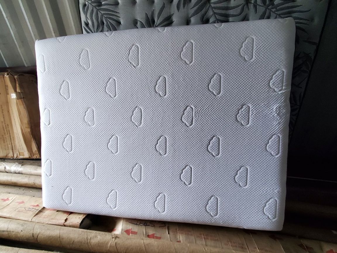 Queen Size 12" Puffy Lux Mattress for Sale in Tacoma, WA - OfferUp