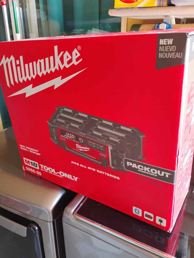 Milwaukee Pack Out Radio for Sale in Phoenix, AZ - OfferUp