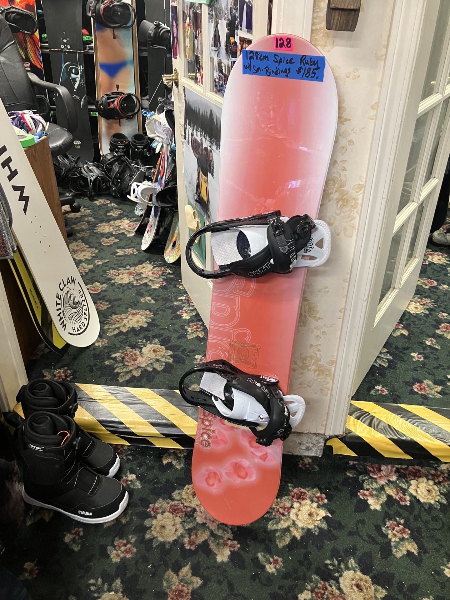 128 cm Spice Snowboard w/ Small Burton Bindings LIKE NEWREADY to RIDEWe ...