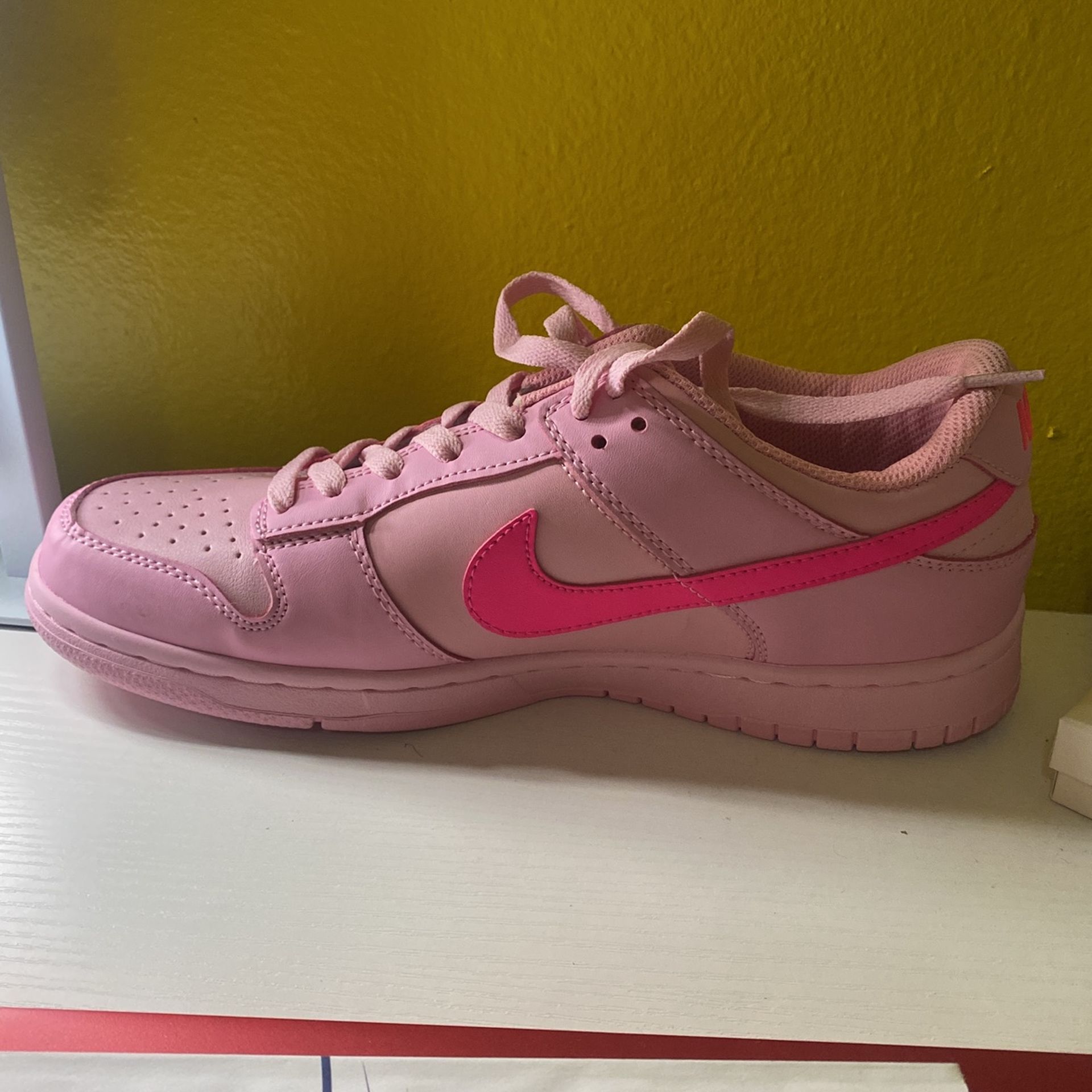 Triple Pink Dunks 9 Men(Reps) for Sale in Memphis, TN - OfferUp