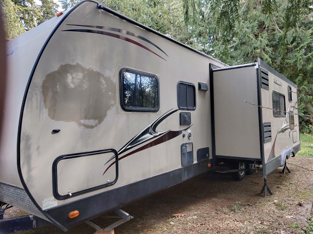 2011 RESORT 33 FT Travel Trailer for Sale in Port Orchard, WA - OfferUp